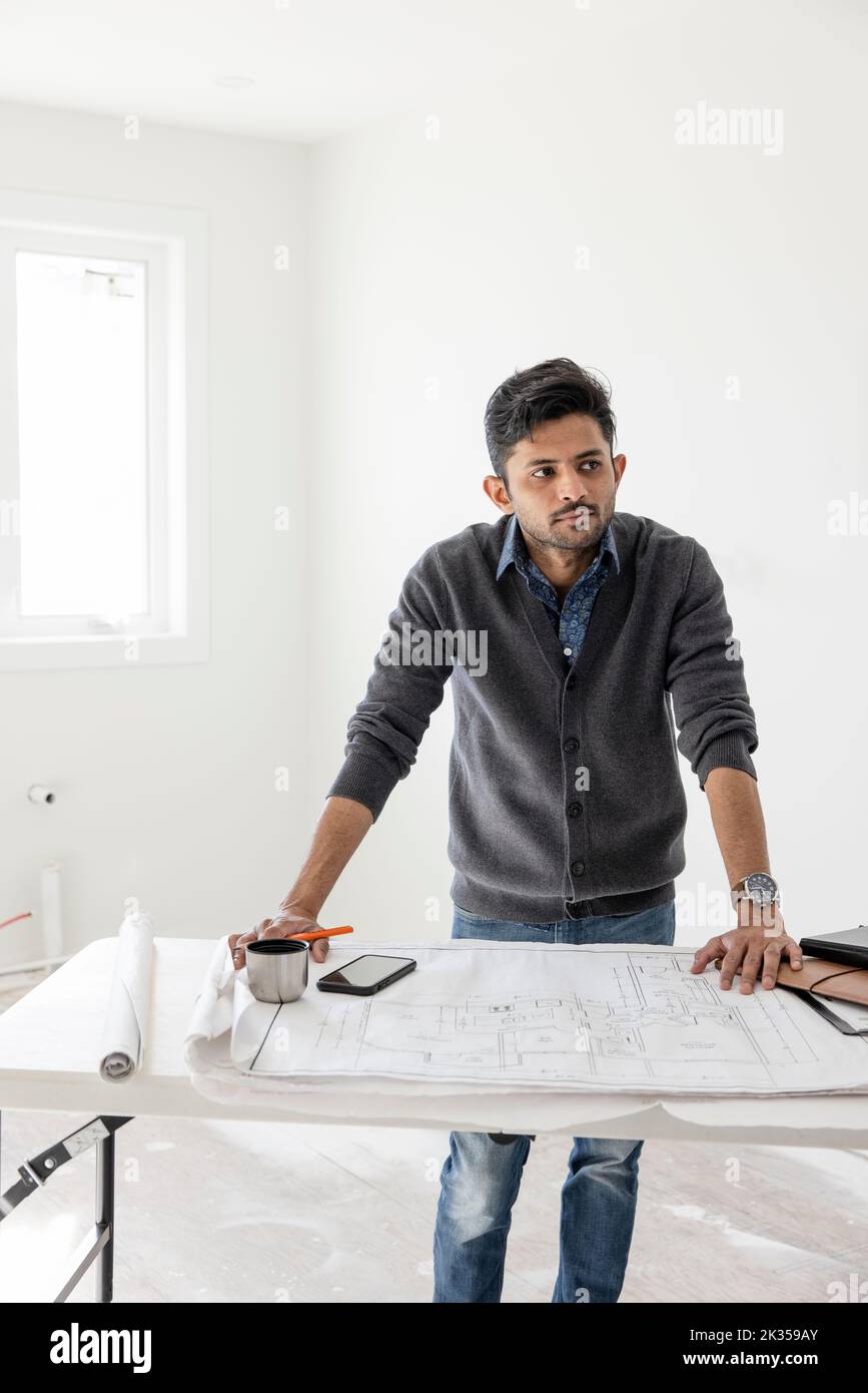 Reviewing blueprints at table hi-res stock photography and images - Alamy