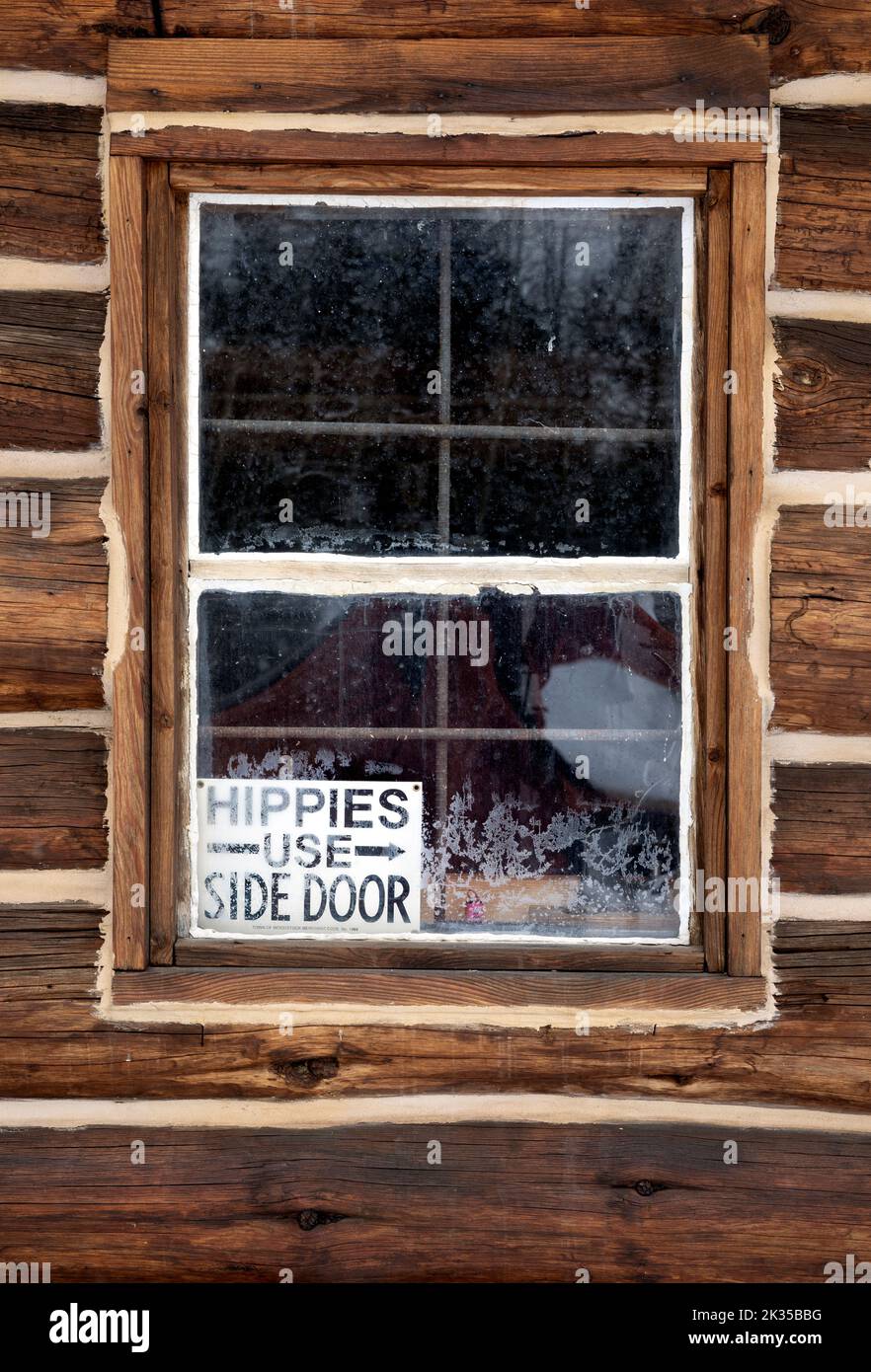 WY05060-00.....WYOMING - Sign in the window of a cabin at the horse ...