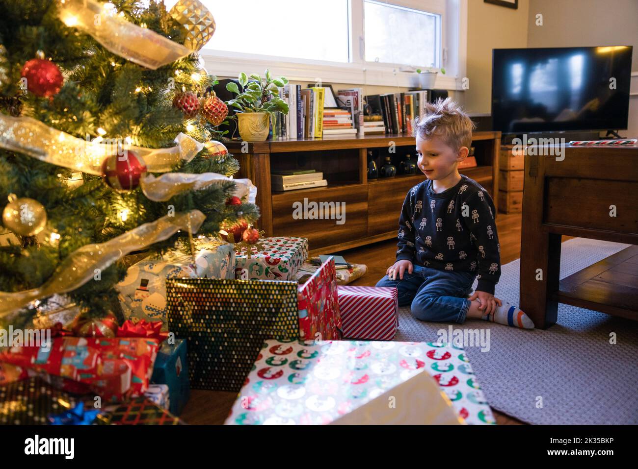 Gifts below a christmas tree hi-res stock photography and images - Alamy