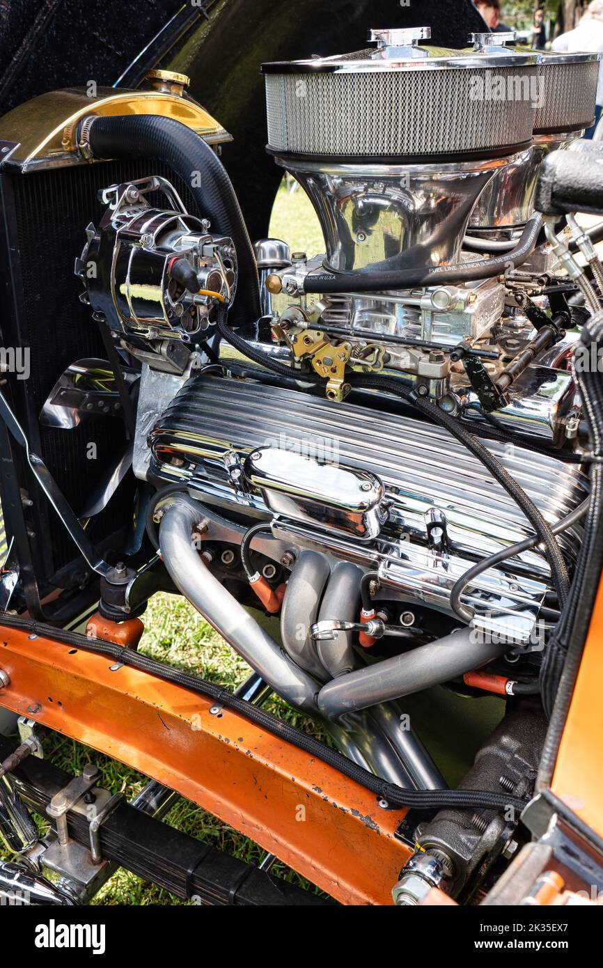 Hotrod Engine with dual carburetors, headers and lots of shiny chrome ...