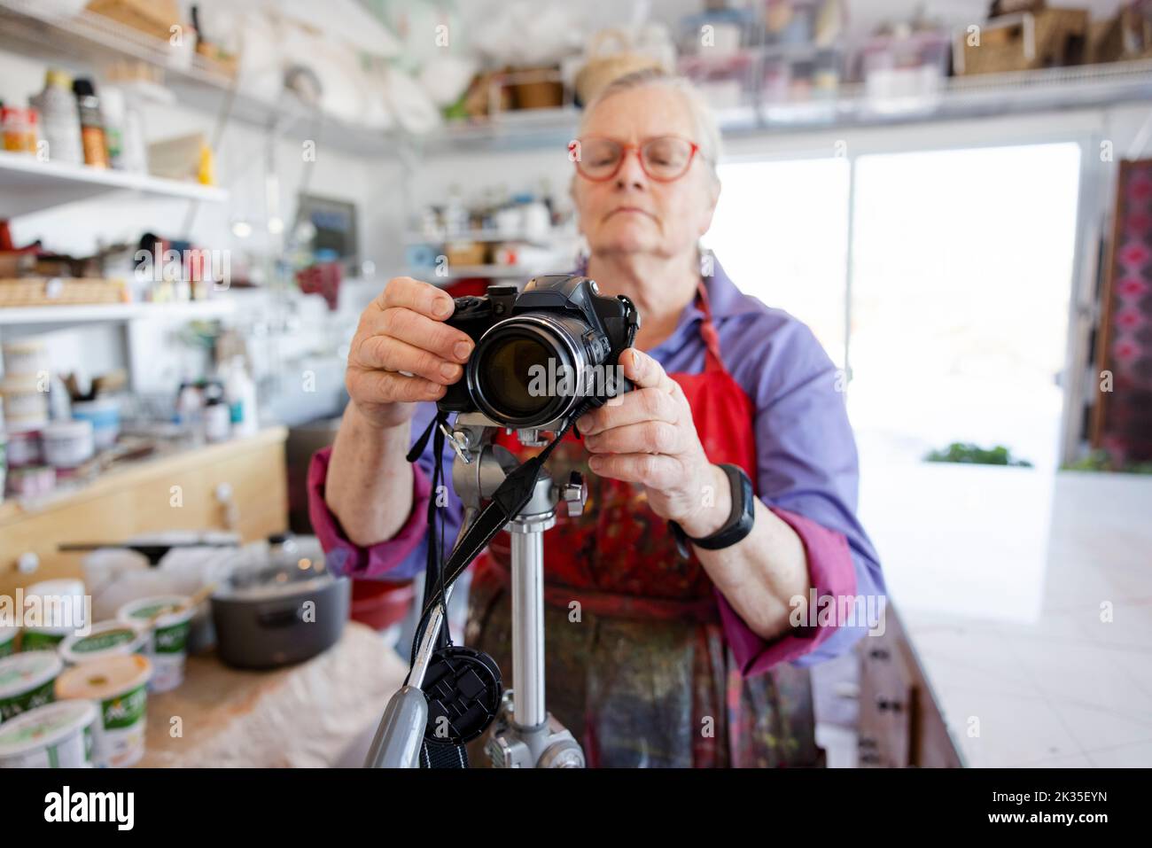 Photo of artist hi-res stock photography and images - Alamy