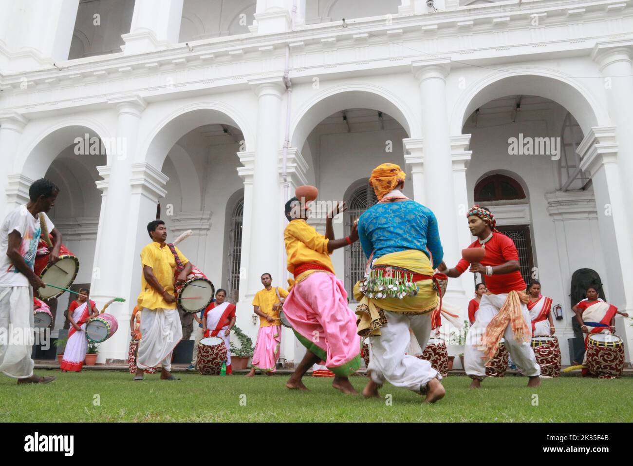 Kolkata, West Bengal, India. 24th Sep, 2022. Artists and traditional ...