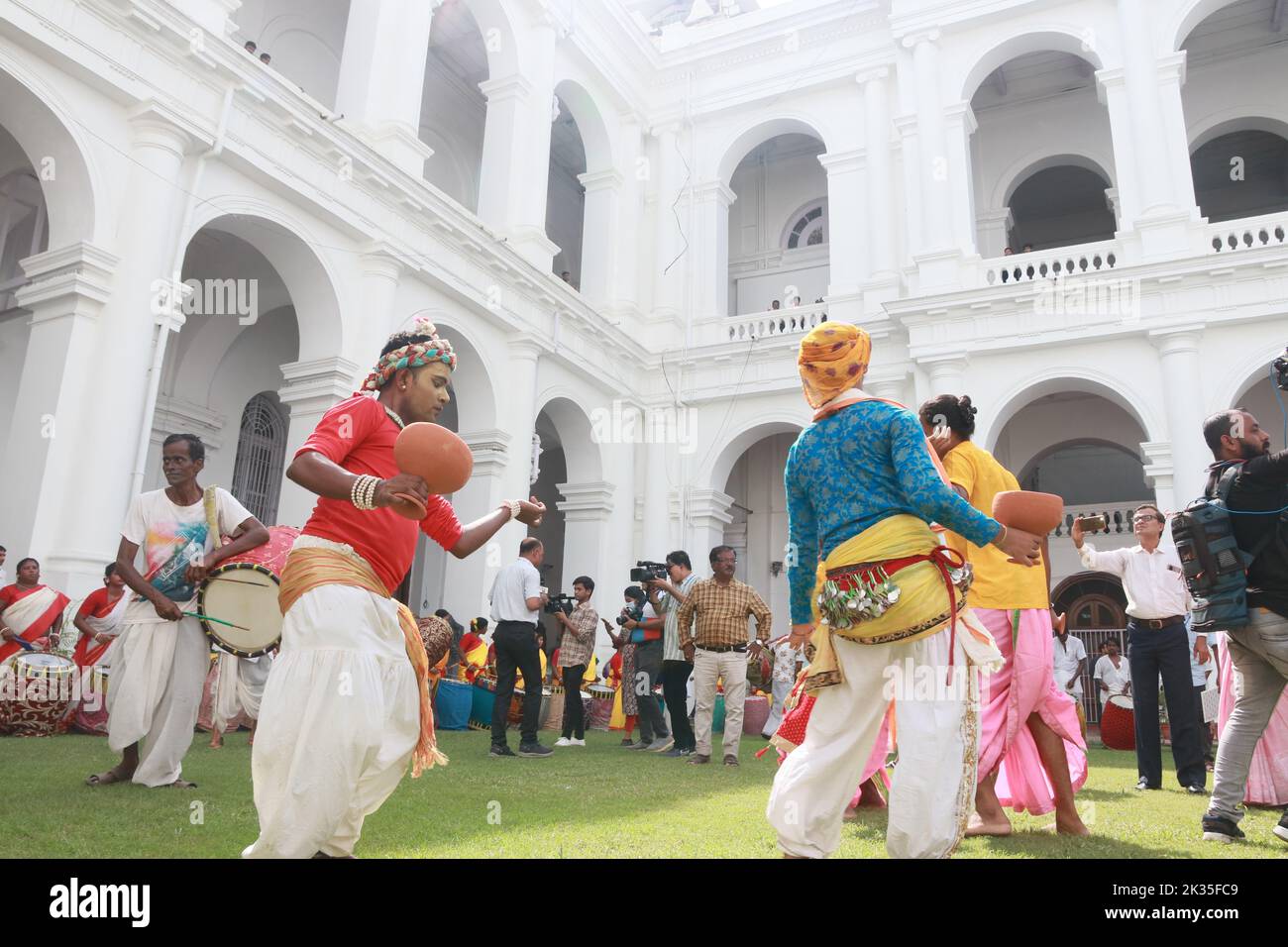 Kolkata, West Bengal, India. 24th Sep, 2022. Artists and traditional ...