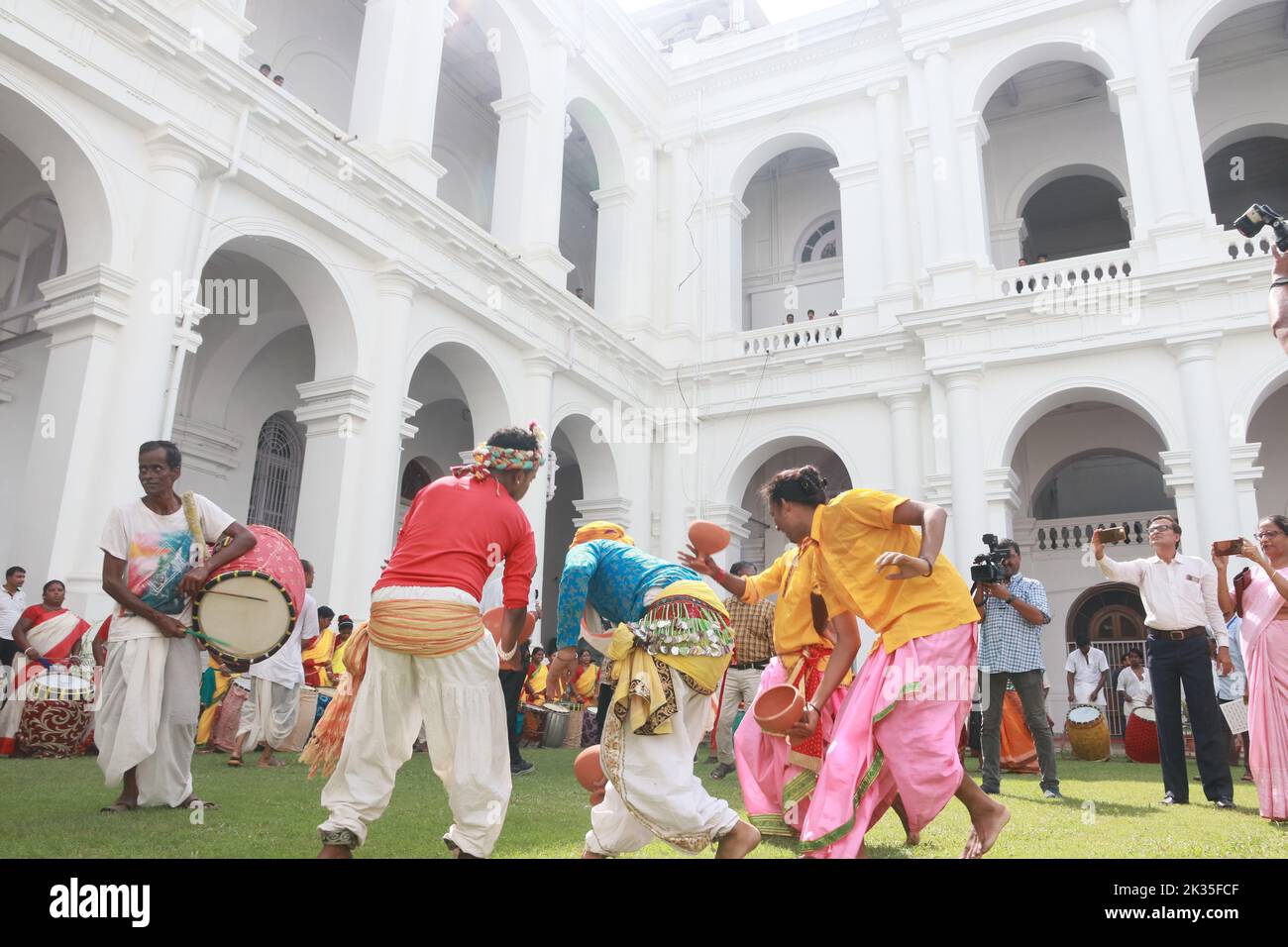 Kolkata, West Bengal, India. 24th Sep, 2022. Artists and traditional ...