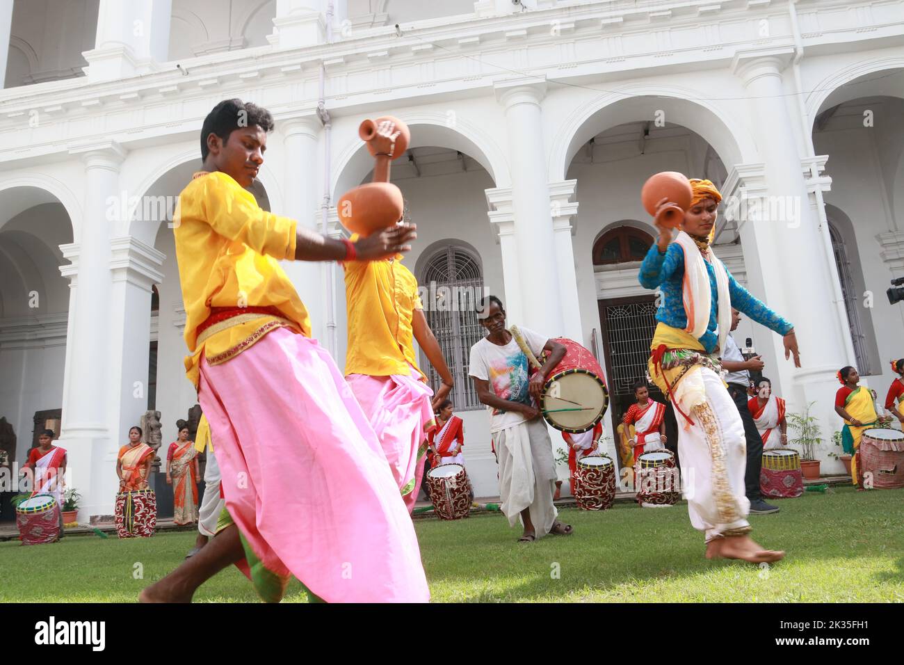 Kolkata, West Bengal, India. 24th Sep, 2022. Artists and traditional ...