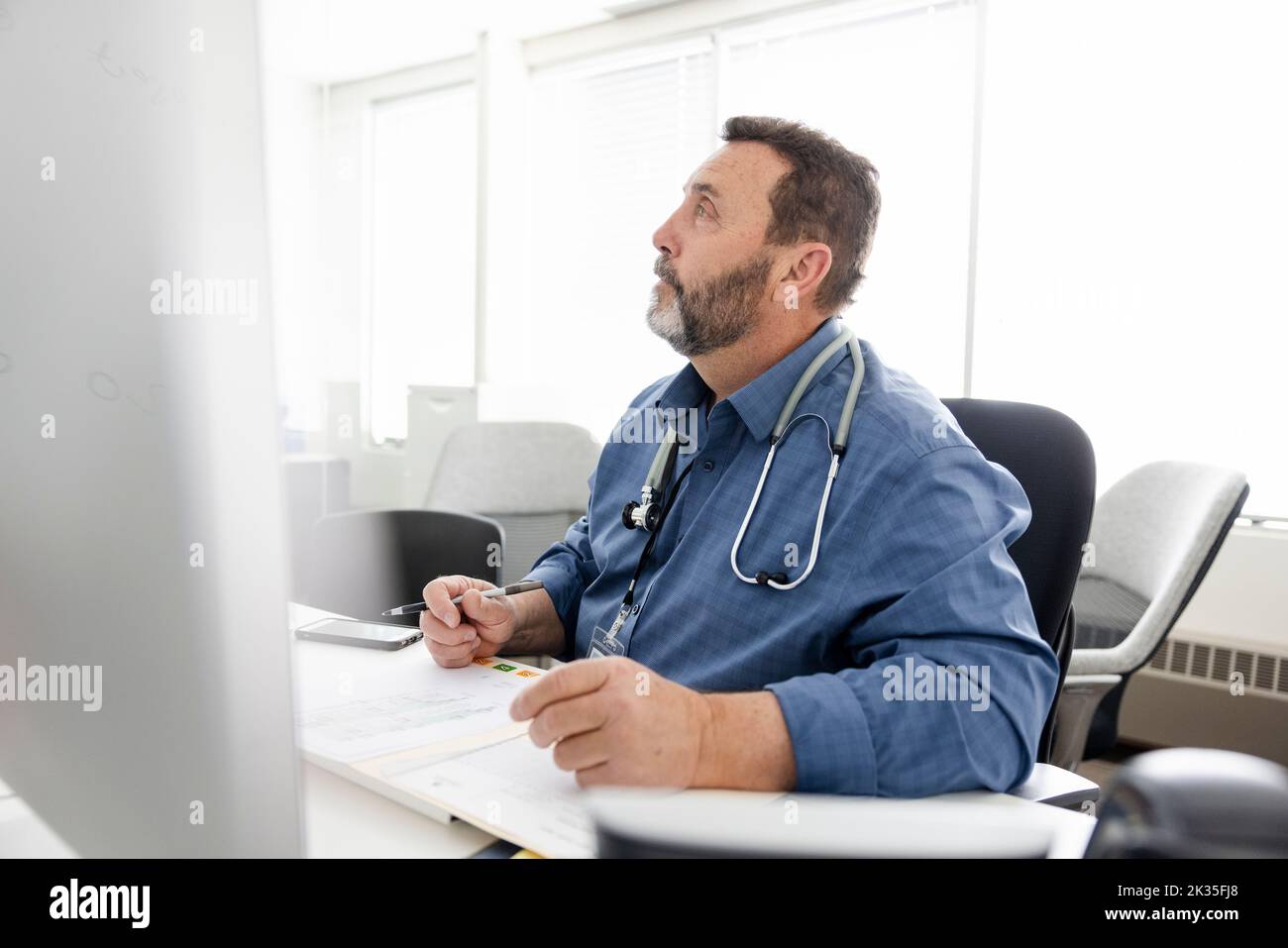 Doctor medical record computer hi-res stock photography and images - Alamy