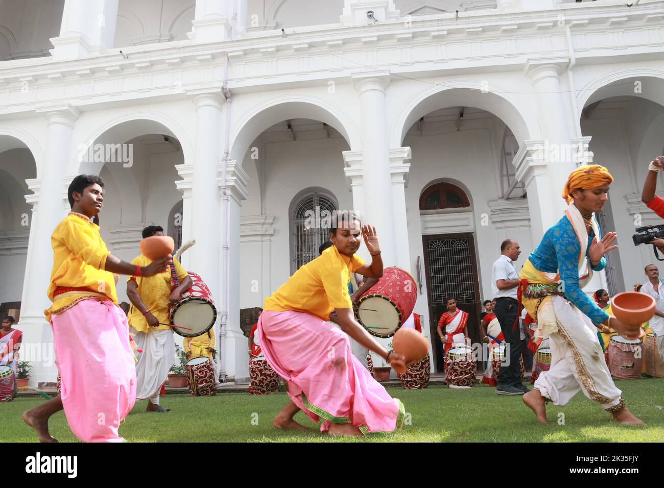 Kolkata, West Bengal, India. 24th Sep, 2022. Artists and traditional ...
