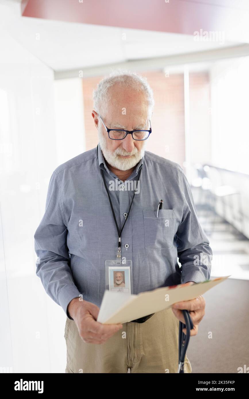 Doctor reading chart hi-res stock photography and images - Alamy