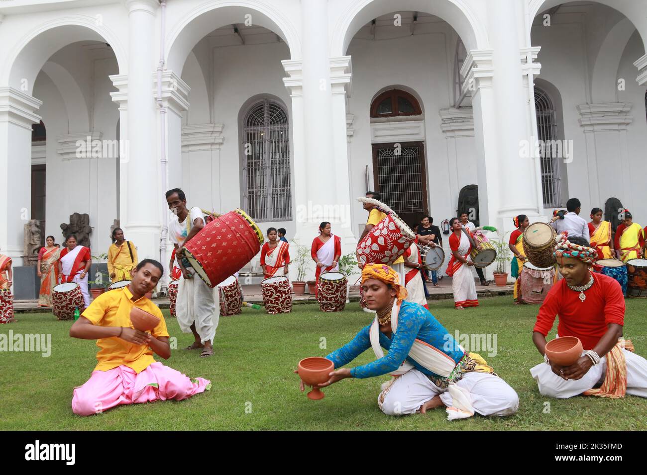 Kolkata, West Bengal, India. 24th Sep, 2022. Artists and traditional ...