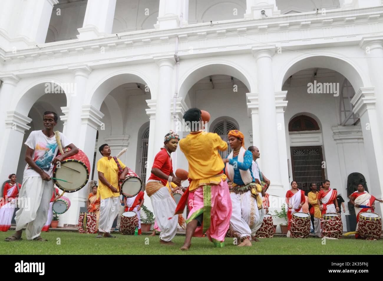 Kolkata, West Bengal, India. 24th Sep, 2022. Artists and traditional ...