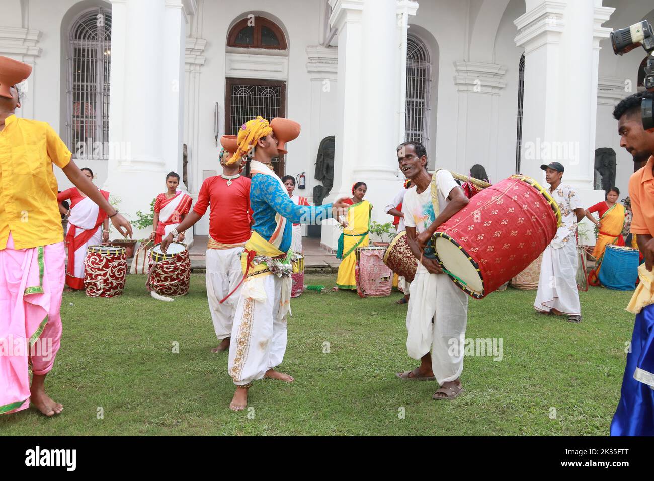 Kolkata, West Bengal, India. 24th Sep, 2022. Artists and traditional ...