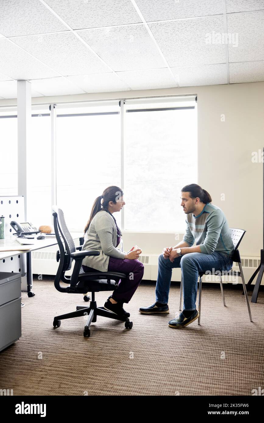 Patient doctor office talking hi-res stock photography and images - Alamy