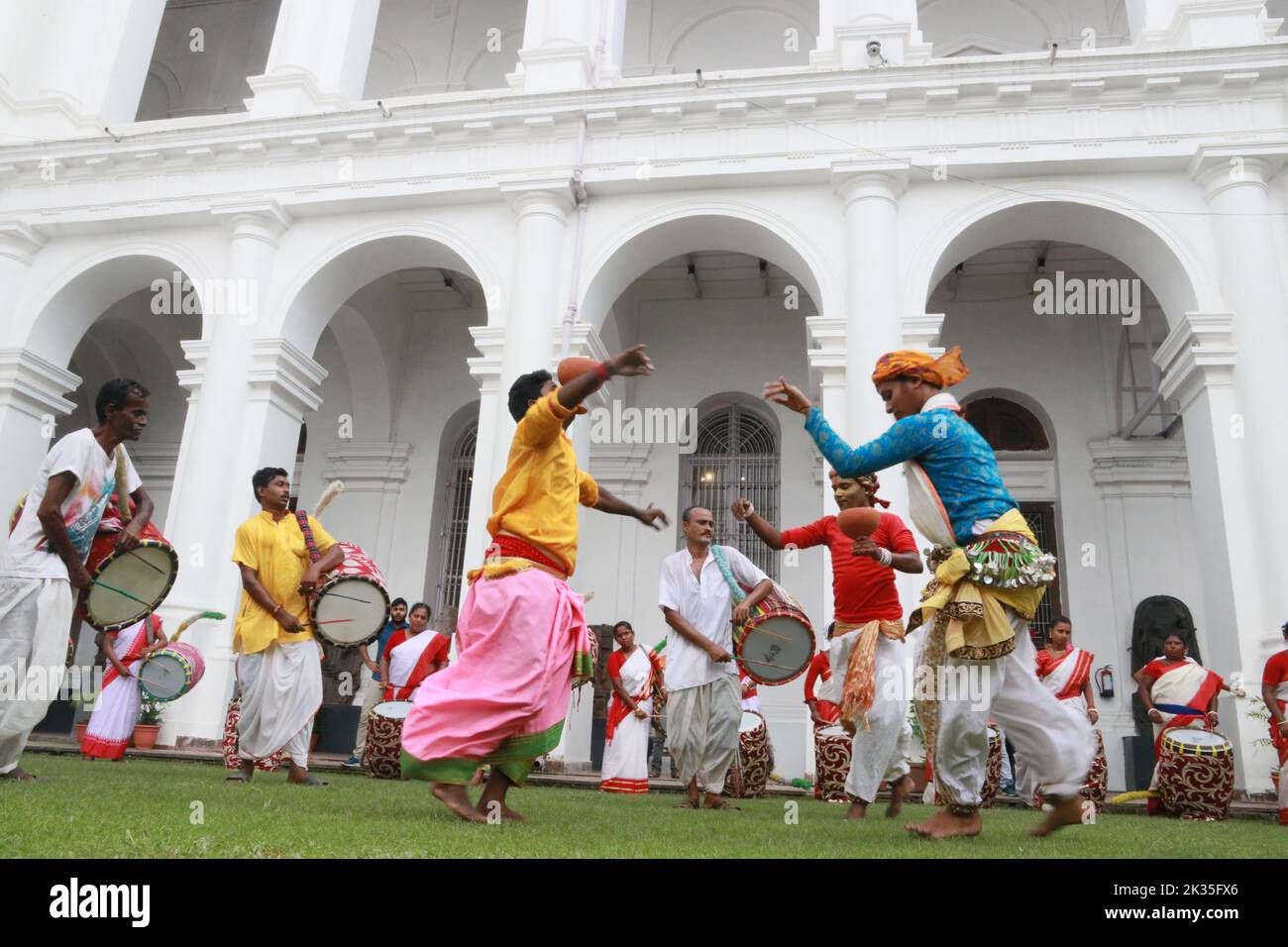 Kolkata, West Bengal, India. 24th Sep, 2022. Artists and traditional ...