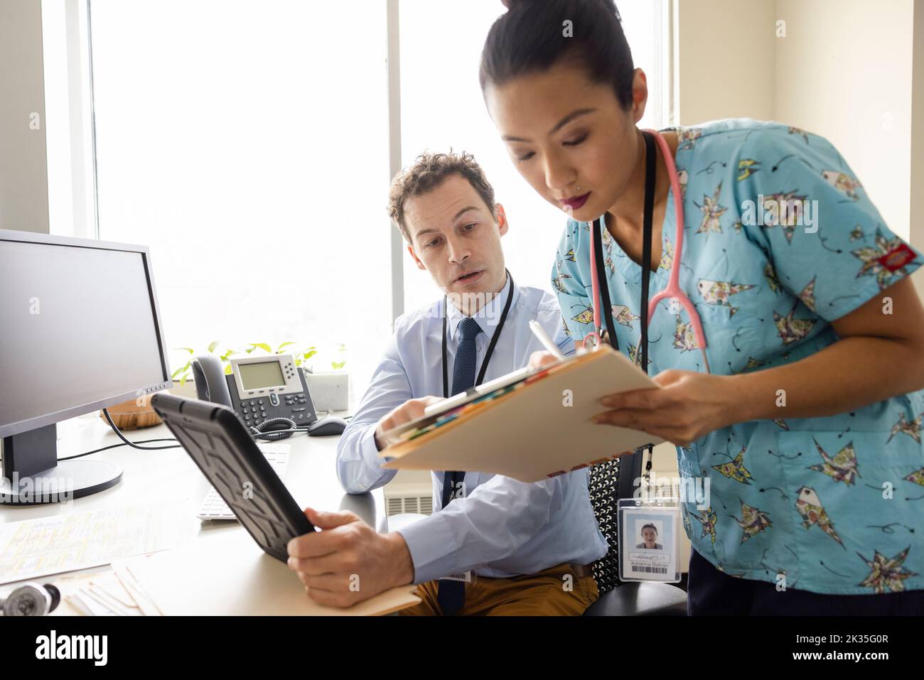 Nurse charting hi-res stock photography and images - Alamy
