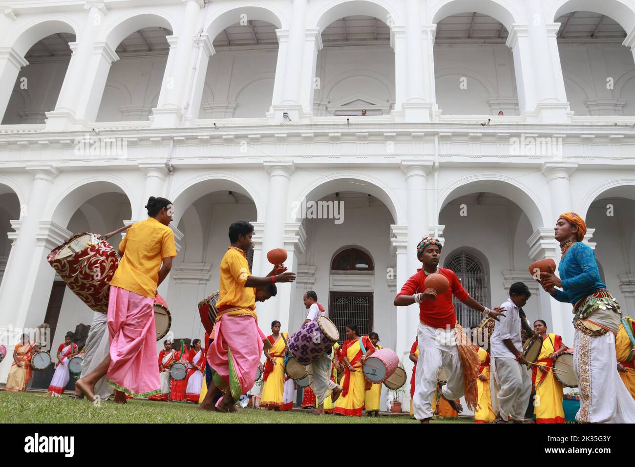 Kolkata, West Bengal, India. 24th Sep, 2022. Artists and traditional ...