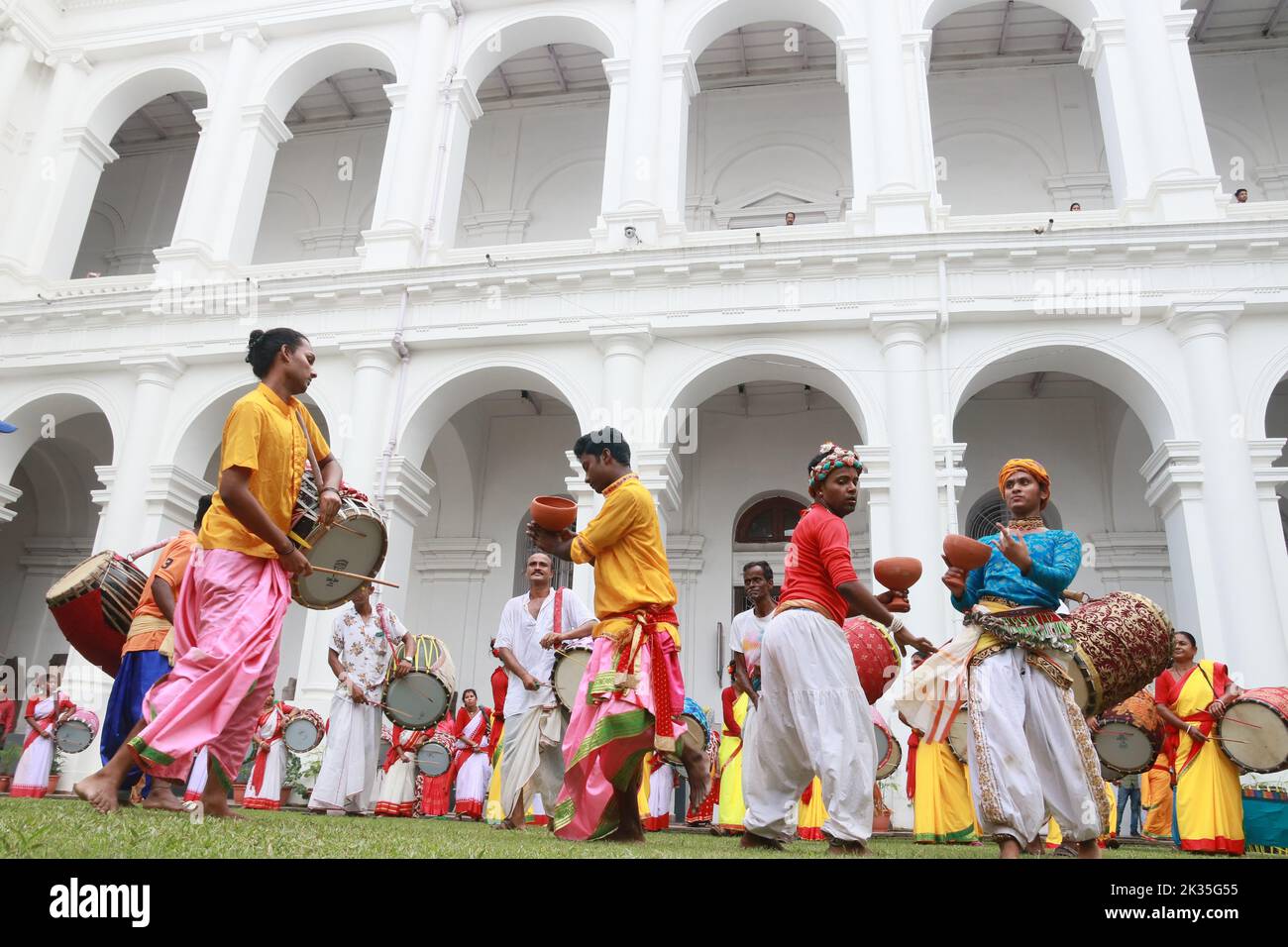 Kolkata, West Bengal, India. 24th Sep, 2022. Artists and traditional ...