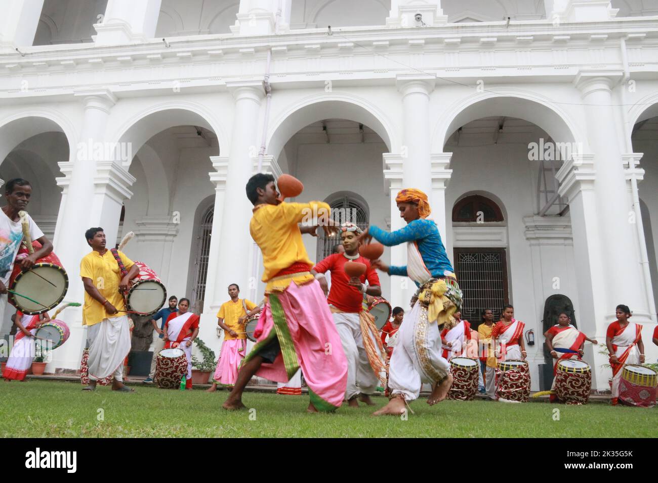 Durga puja dhaki hi-res stock photography and images - Alamy