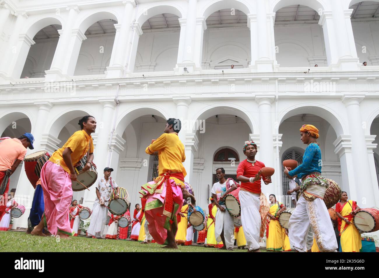 Kolkata, West Bengal, India. 24th Sep, 2022. Artists and traditional ...