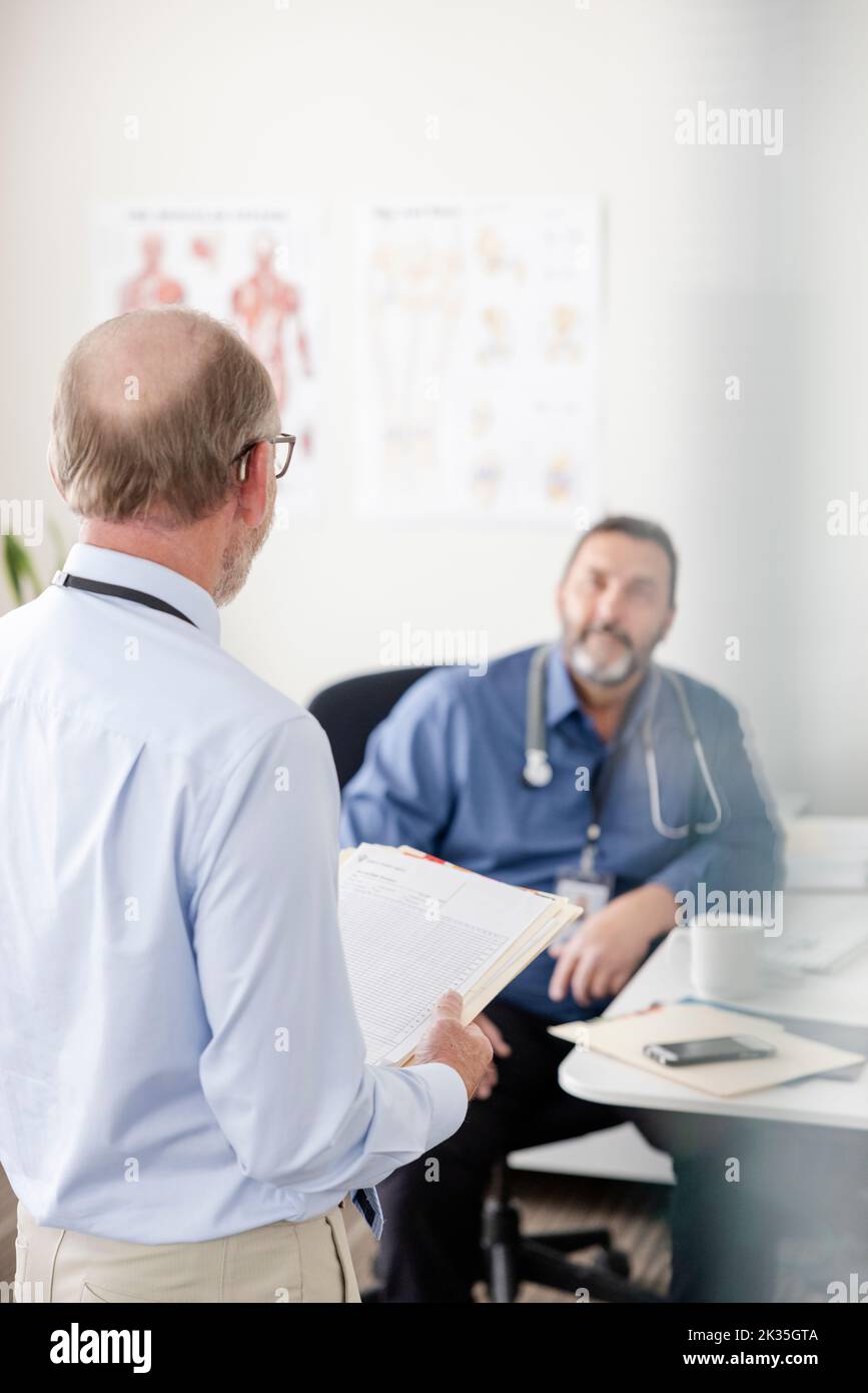 Male doctors hi-res stock photography and images - Alamy