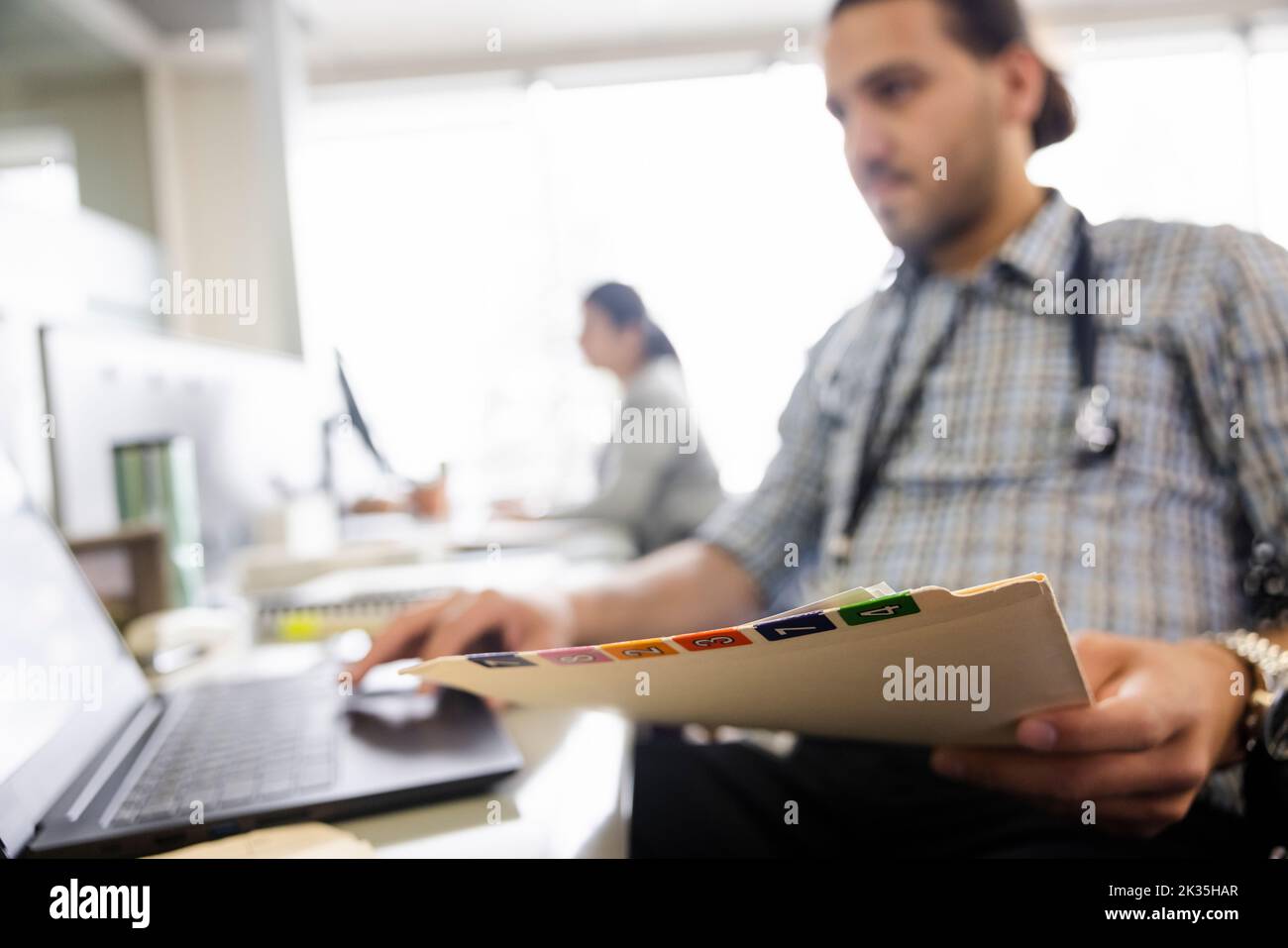 Doctor with chart hi-res stock photography and images - Alamy