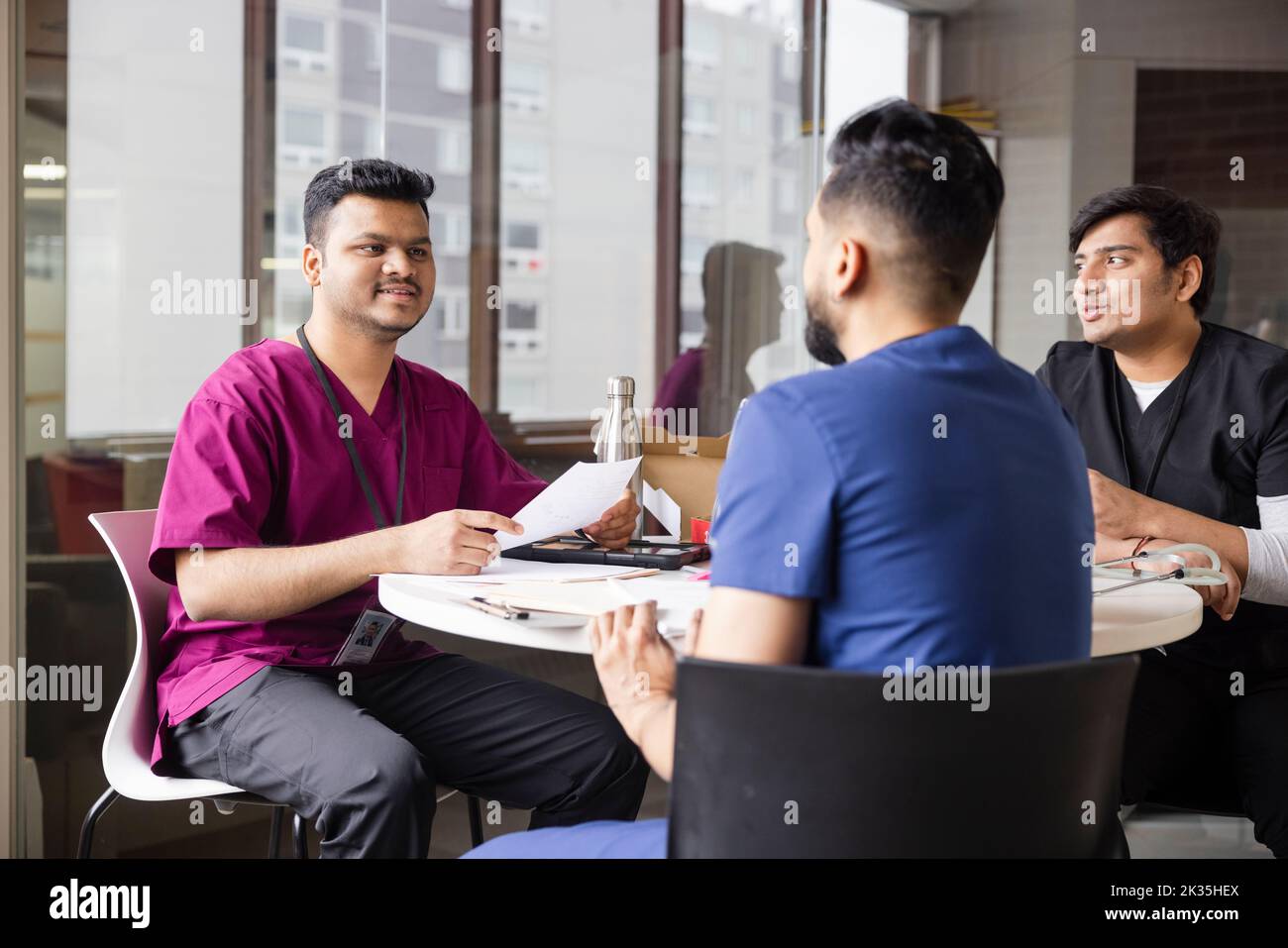 Nurses talking hi-res stock photography and images - Alamy