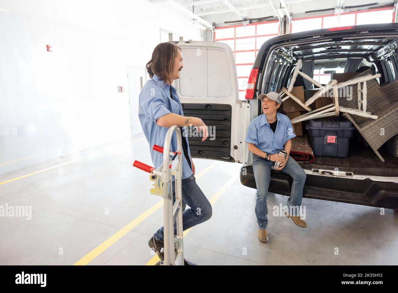 Loading moving truck hi-res stock photography and images - Alamy