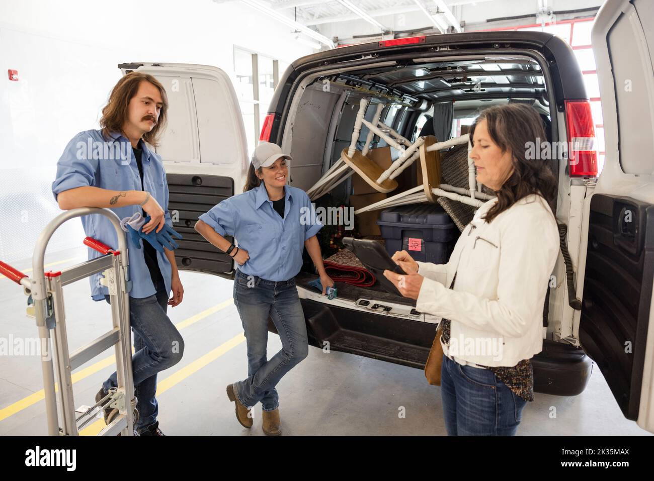 Loading moving truck hi-res stock photography and images - Alamy