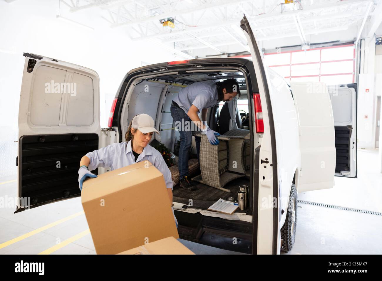 Man unloading boxes hi-res stock photography and images - Alamy