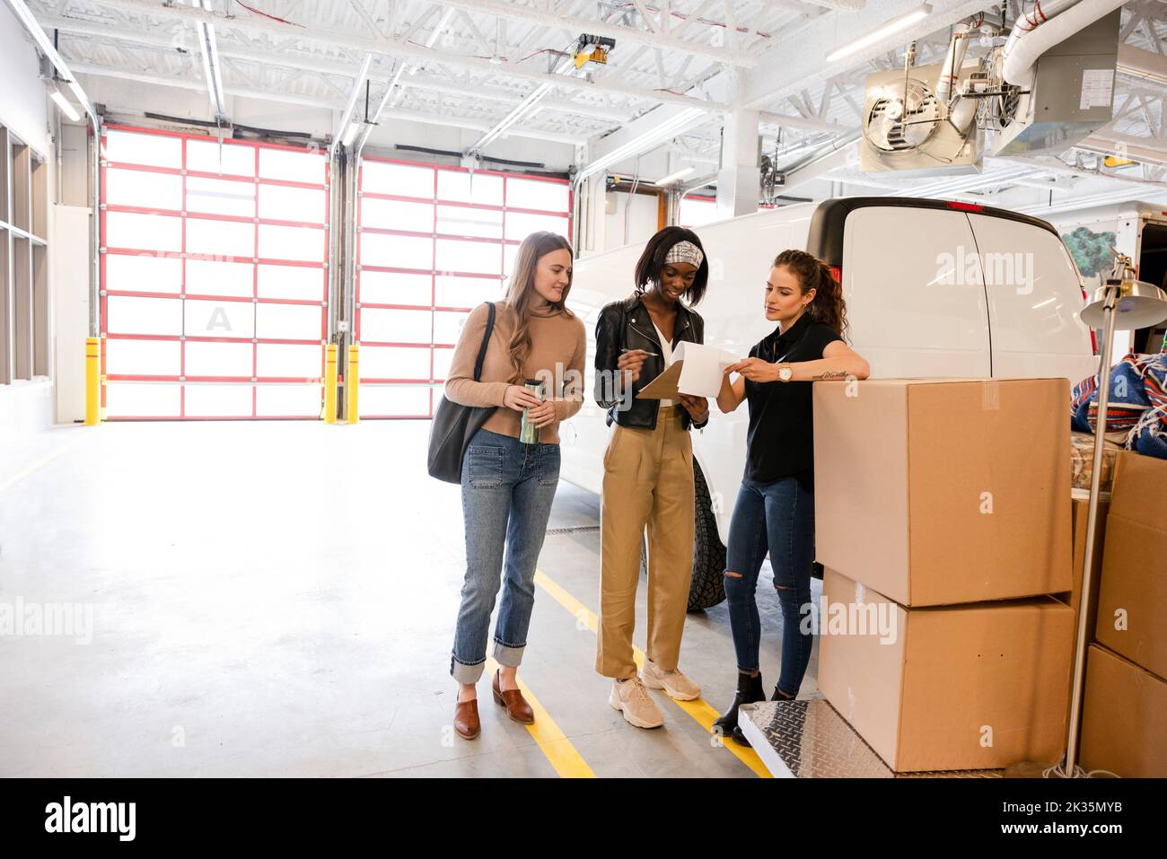 Women loading hi-res stock photography and images - Alamy