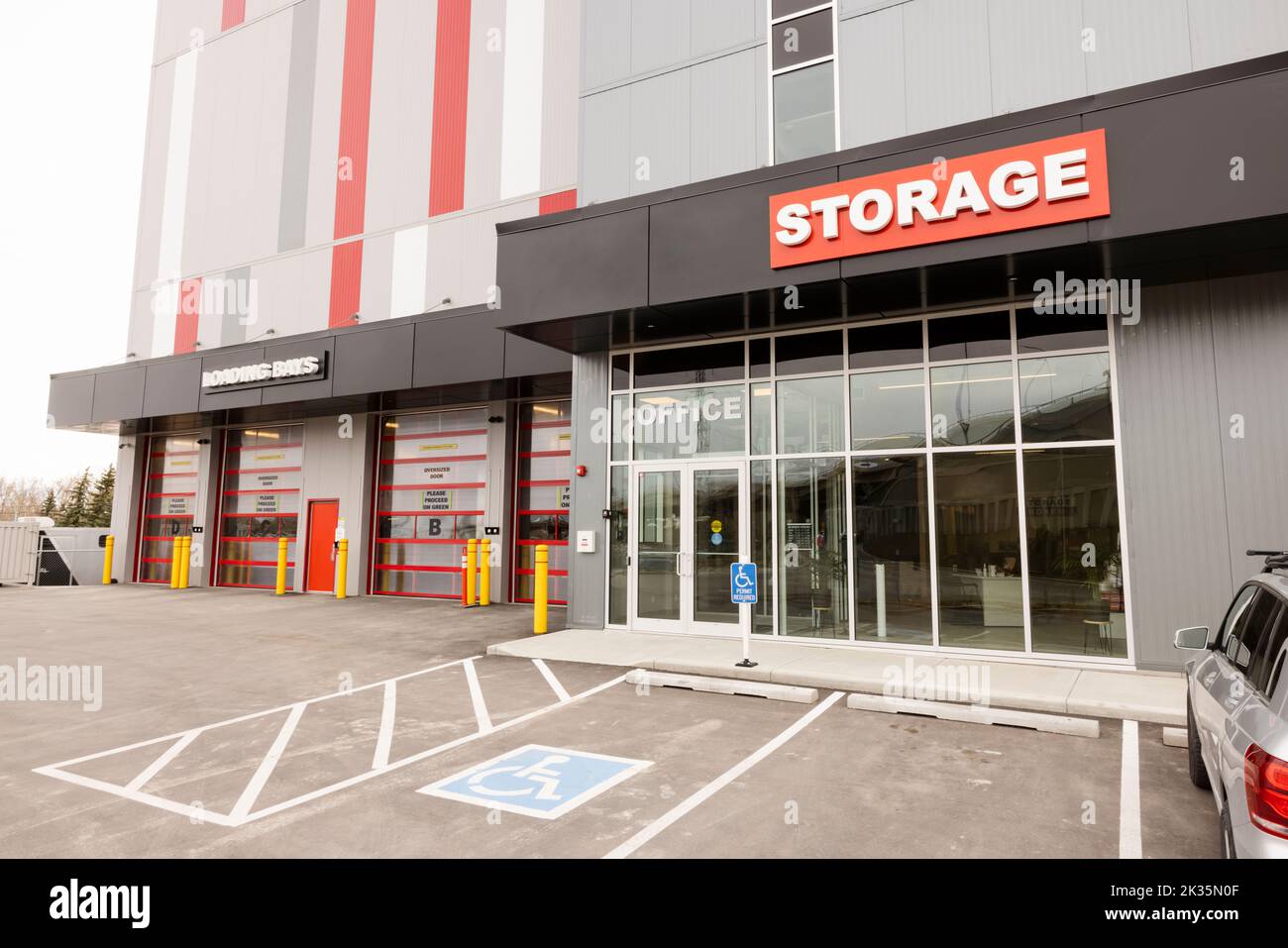 Loading bay sign hi-res stock photography and images - Alamy