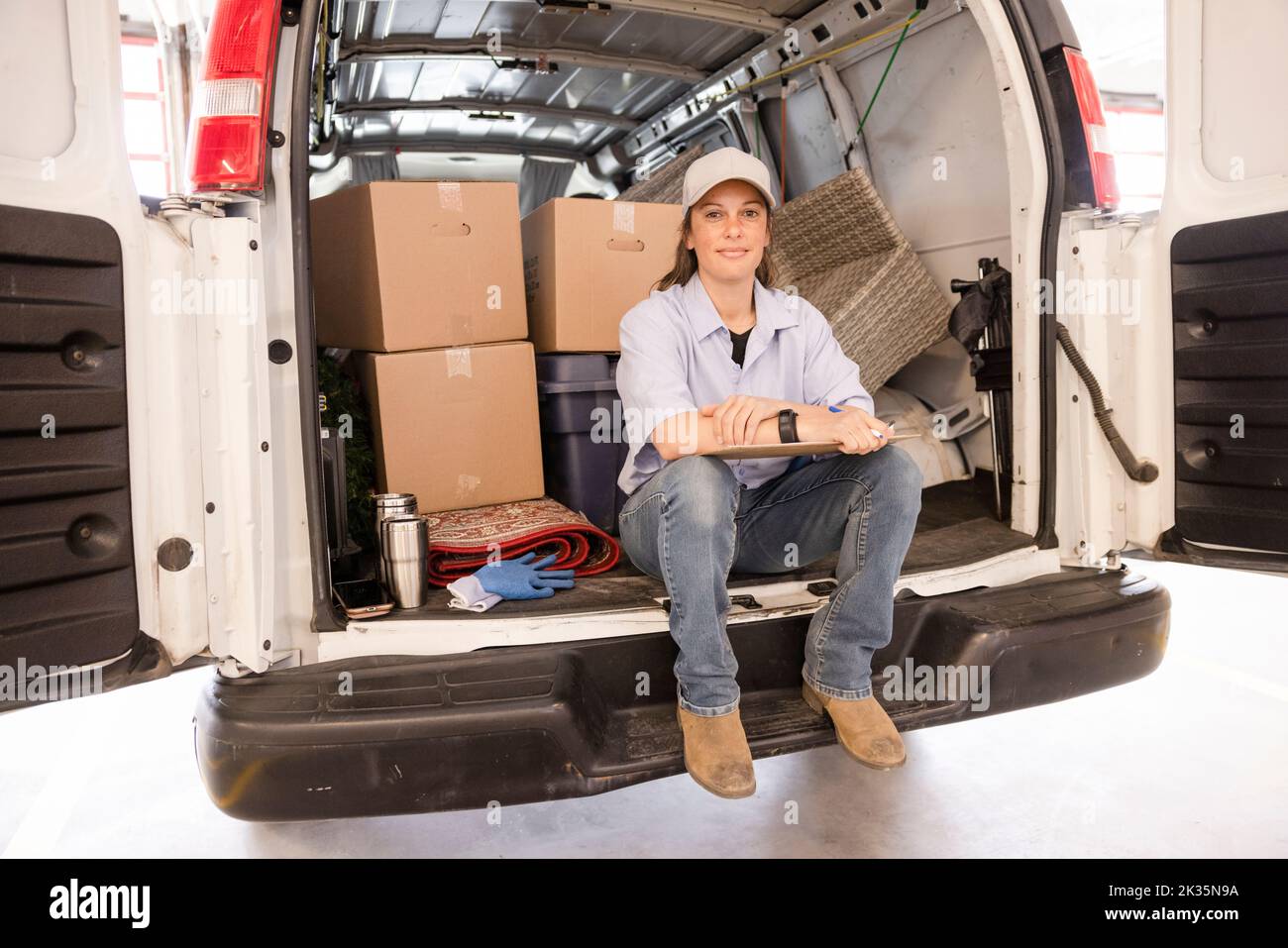Women van moving box hi-res stock photography and images - Alamy