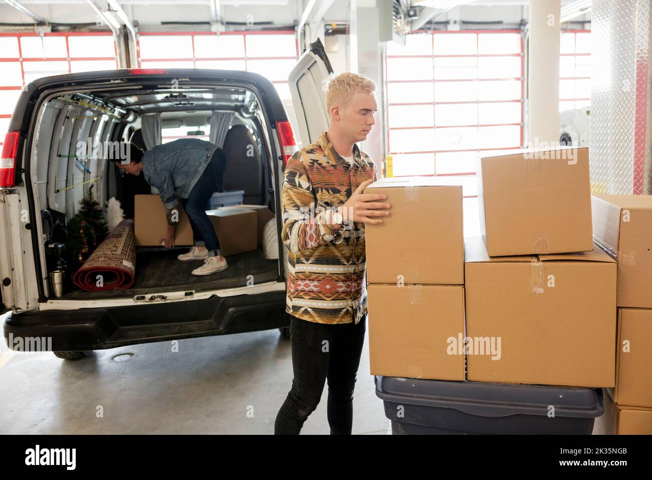 Man unloading boxes hi-res stock photography and images - Alamy