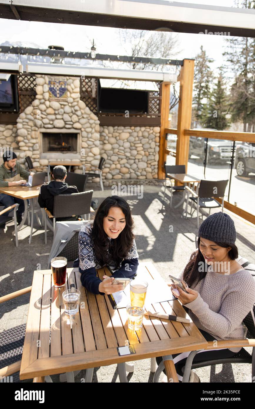 Using phones outside hi-res stock photography and images - Alamy