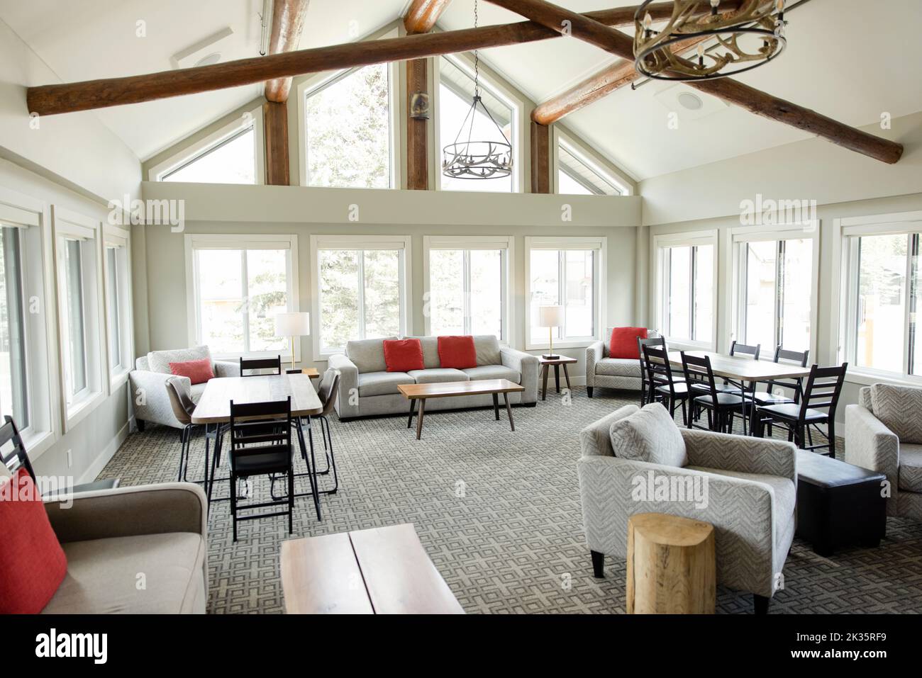 Empty lounge hi-res stock photography and images - Alamy