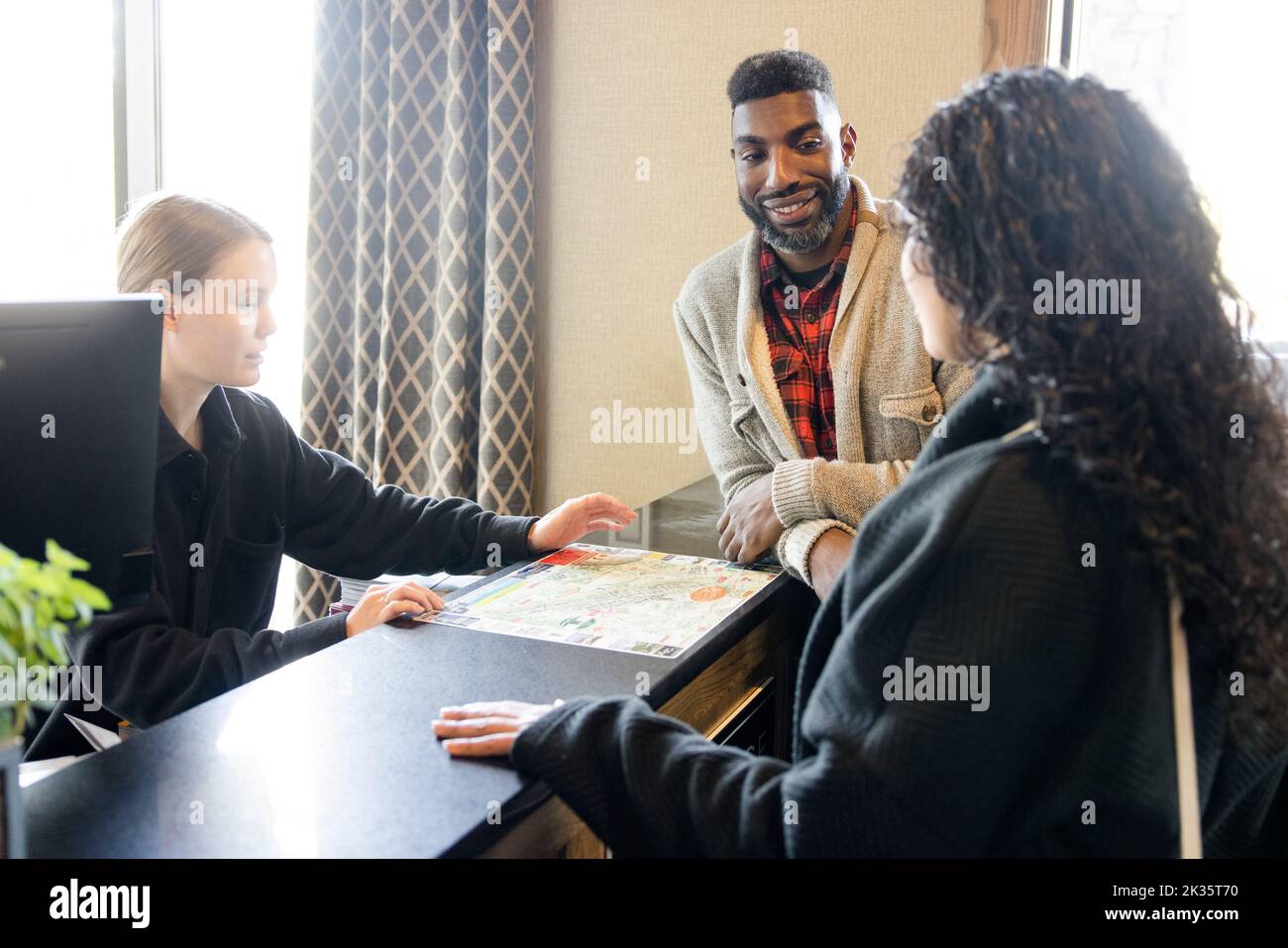 Hotel receptionist and guest hi-res stock photography and images - Alamy
