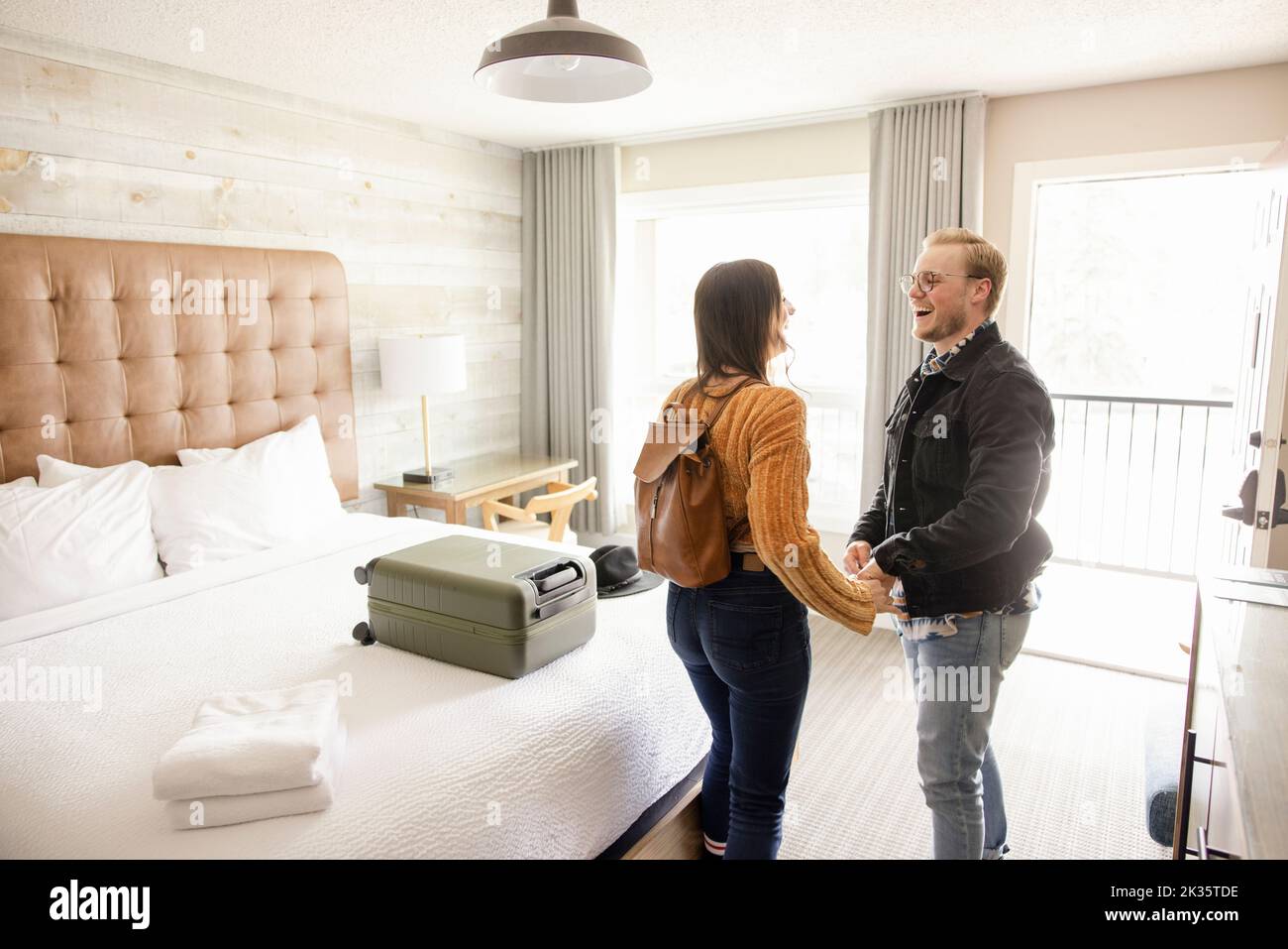 Couple arrive hotel hi-res stock photography and images - Alamy