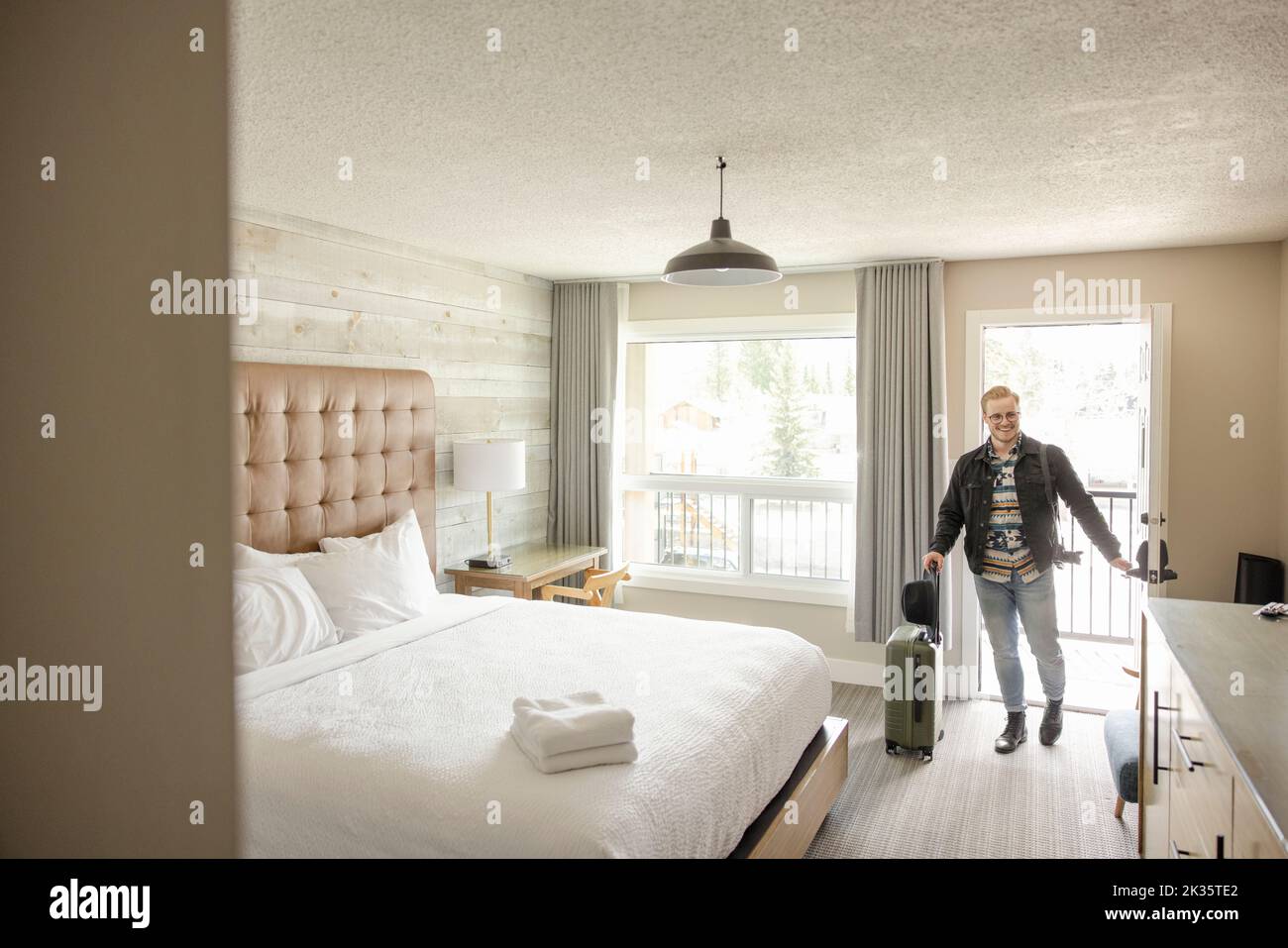 Man with suitcase hotel hi-res stock photography and images - Alamy