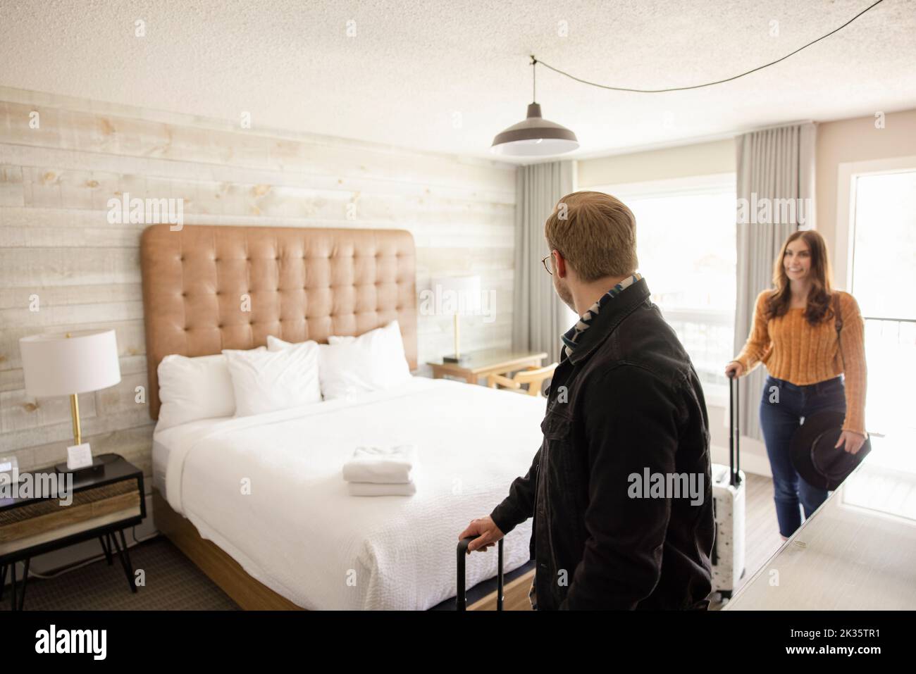 Couple arrive hotel hi-res stock photography and images - Alamy