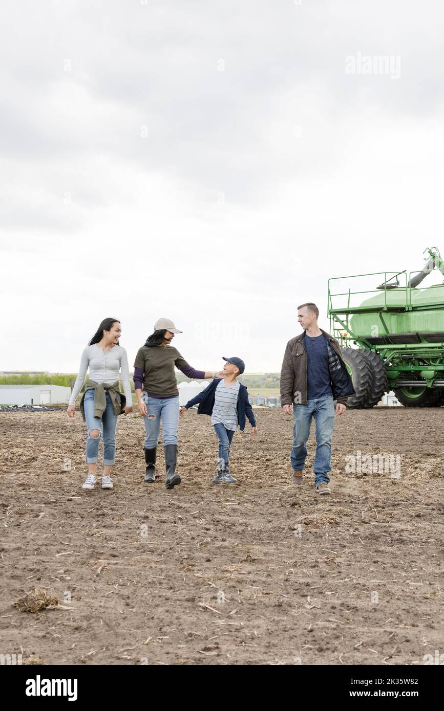 Farmer and wife walking hi-res stock photography and images - Alamy