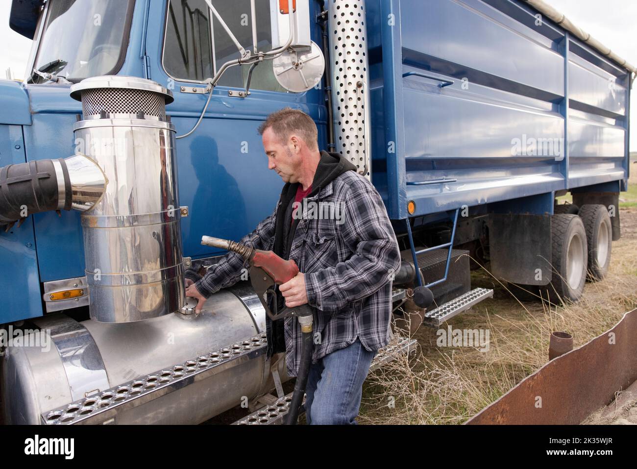 Man filling tank hi-res stock photography and images - Alamy