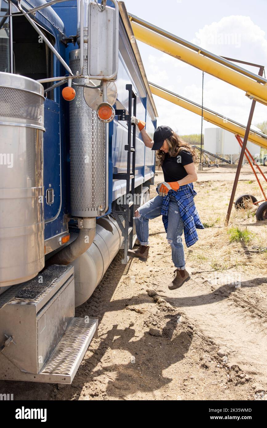 Tractor semi trailer hi-res stock photography and images - Alamy