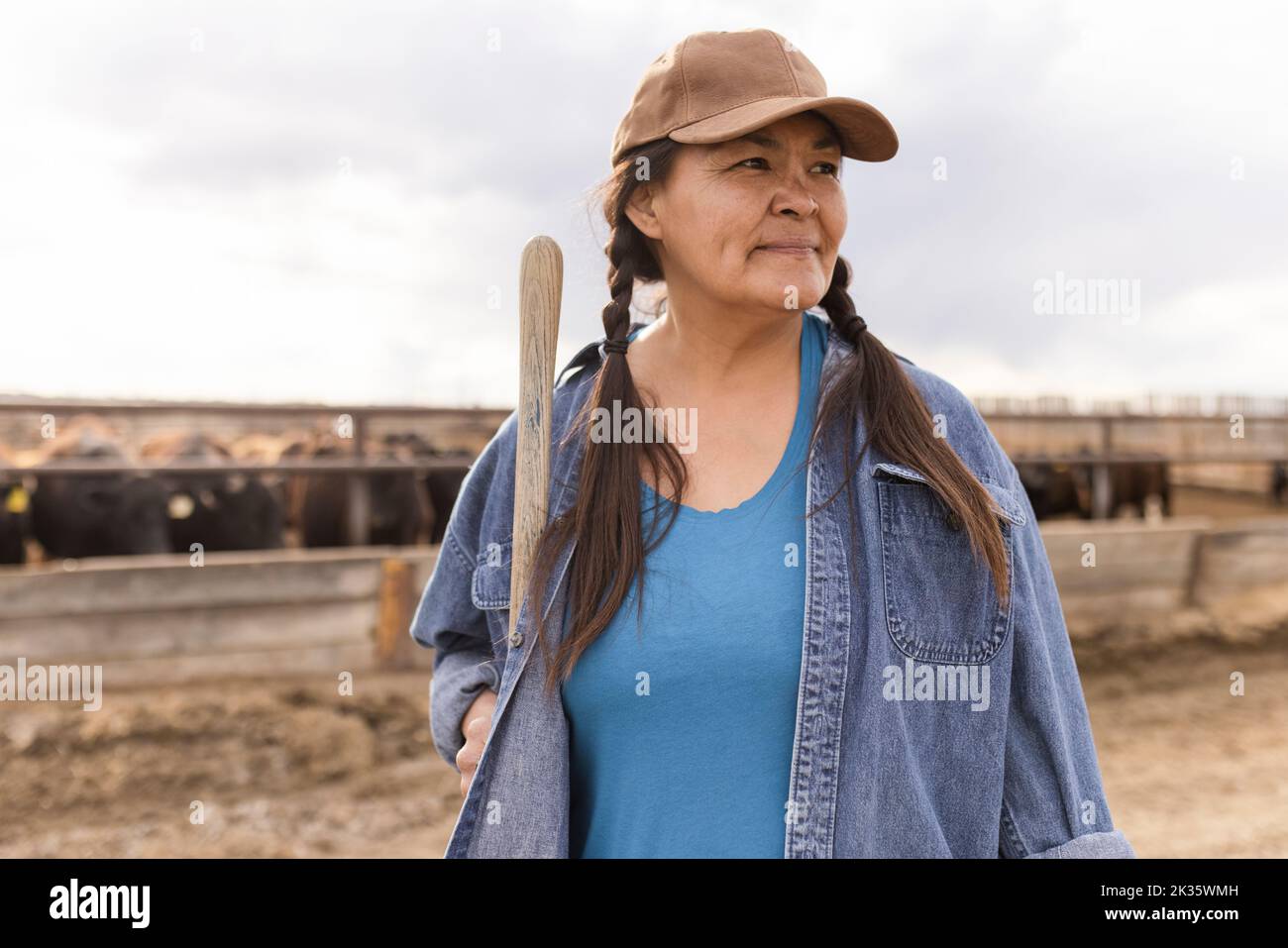 Female native american portrait hi-res stock photography and images - Alamy