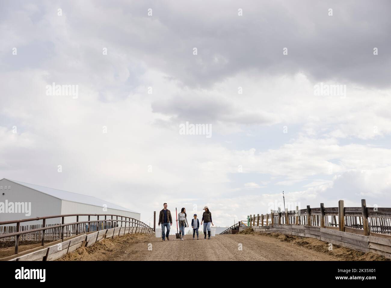Cloudy farm hi-res stock photography and images - Alamy