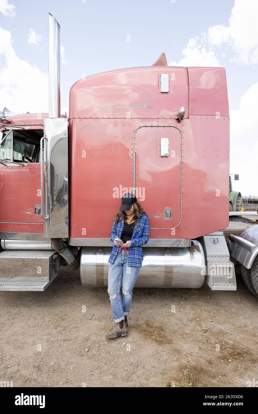Rancher using phone hi-res stock photography and images - Alamy