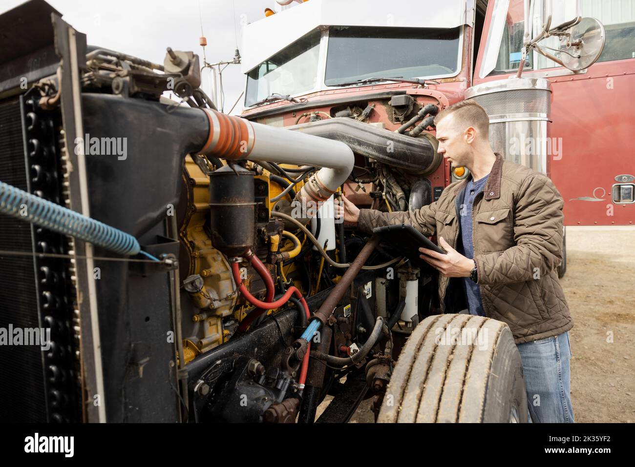 Semi mechanic hi-res stock photography and images - Alamy