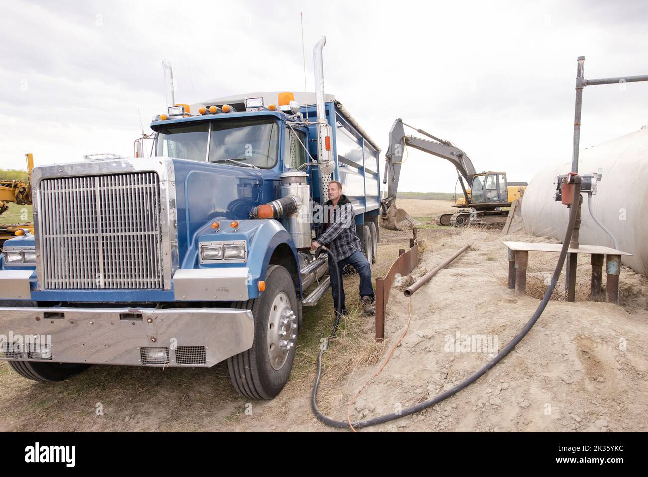Filling truck hi-res stock photography and images - Alamy