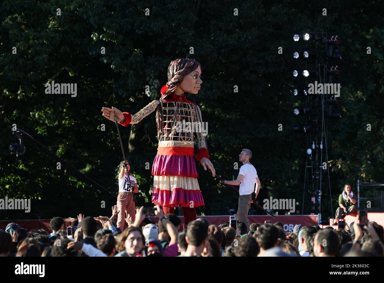 12 foot puppet hi-res stock photography and images - Alamy