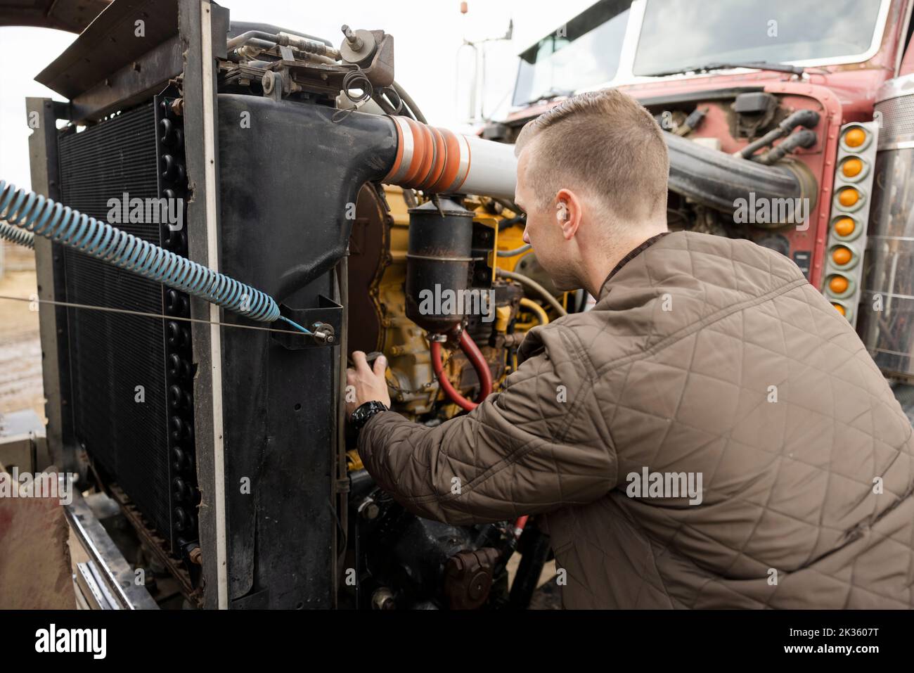 Mechanic fixing truck hi-res stock photography and images - Alamy