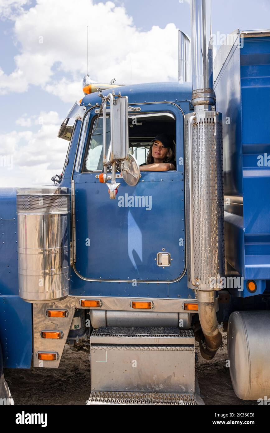 Blue semi truck hi-res stock photography and images - Alamy