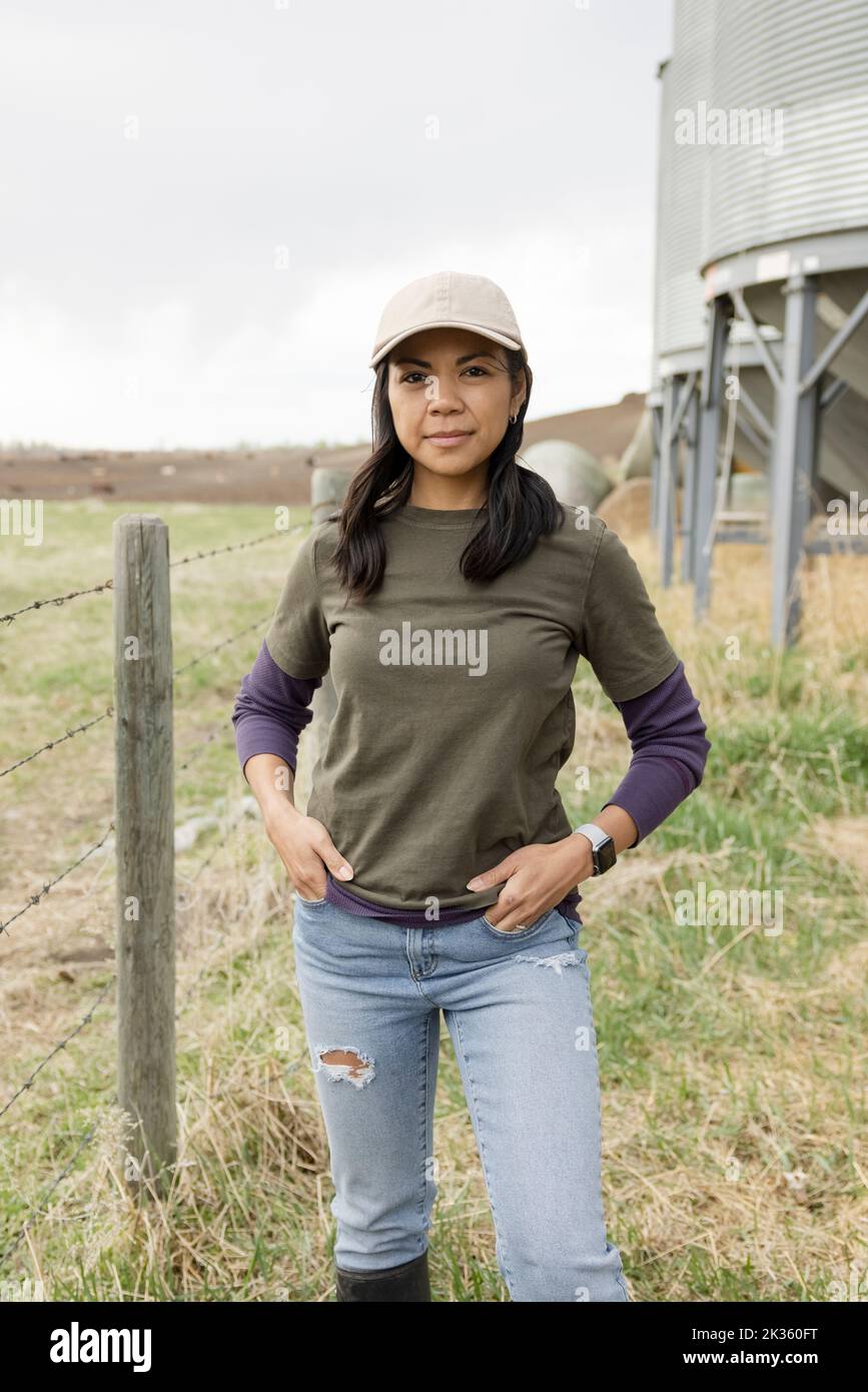Female asian farmer hi-res stock photography and images - Alamy